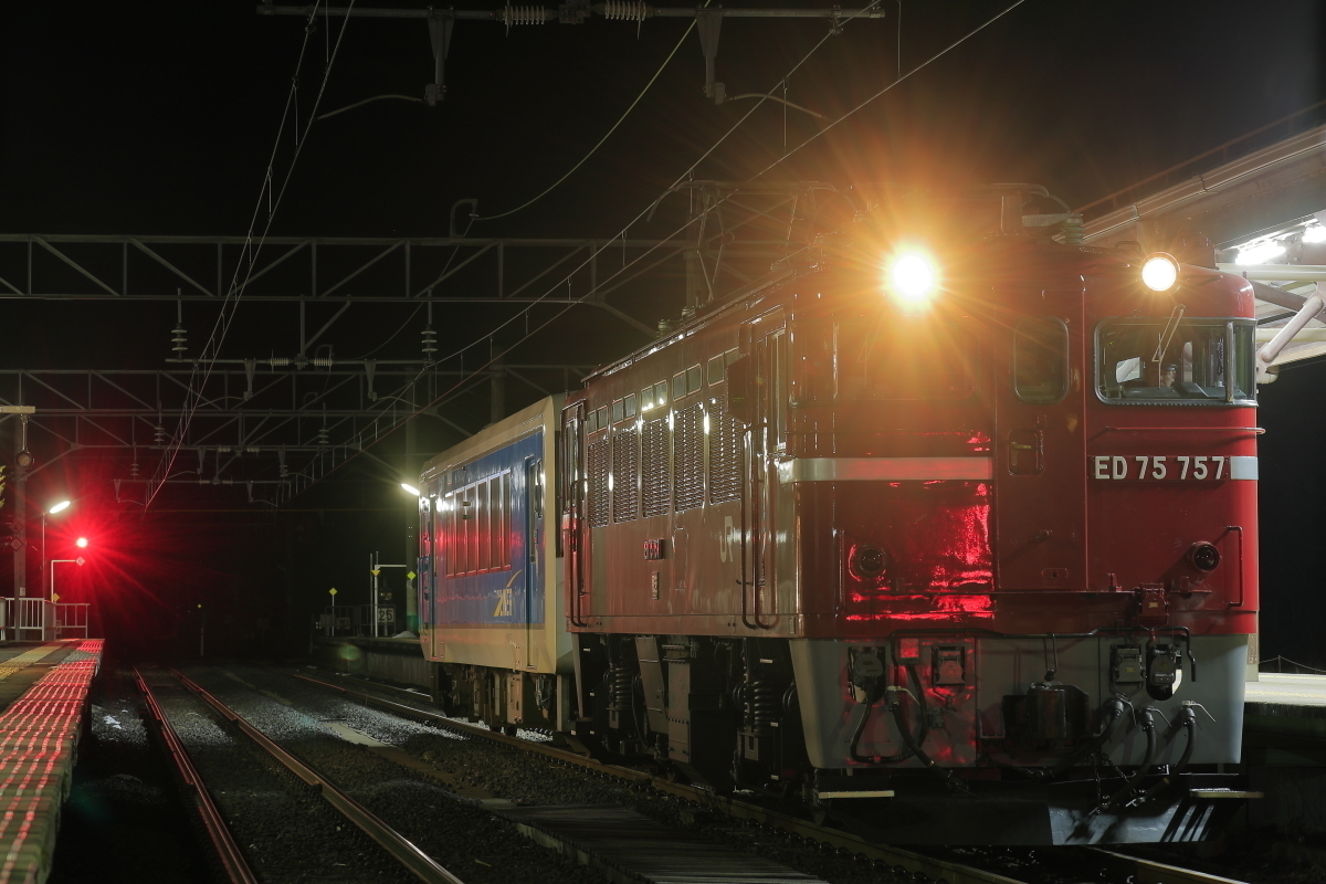 深夜の作並駅に停車する、ED75-757牽引の左沢線キハ101入場配給を撮る！: うっかり鉄の本棚（旧うっかり鉄の鉄道風景写真撮影記）