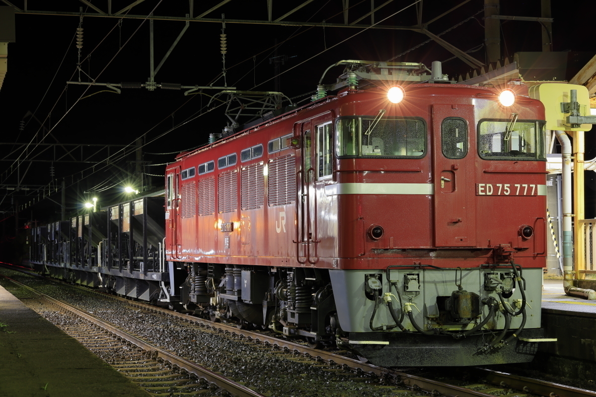雨降りの西目駅に停車する、ED75-777牽引のホキ工臨を撮る！(遊佐工臨編): うっかり鉄の本棚（旧うっかり鉄の鉄道風景写真撮影記）
